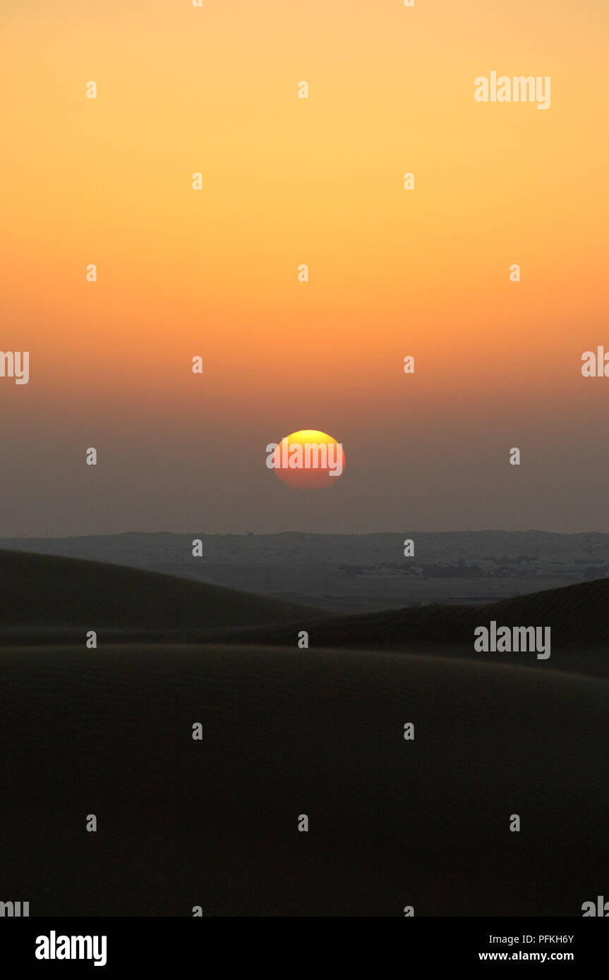 United Arab Emirates, Dubai, sunset in sky above desert Stock Photo - Alamy