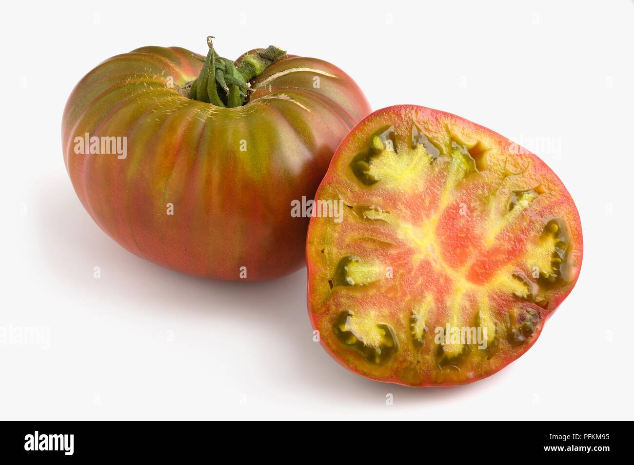 Whole and sliced French Ananas Noir tomato Stock Photo - Alamy
