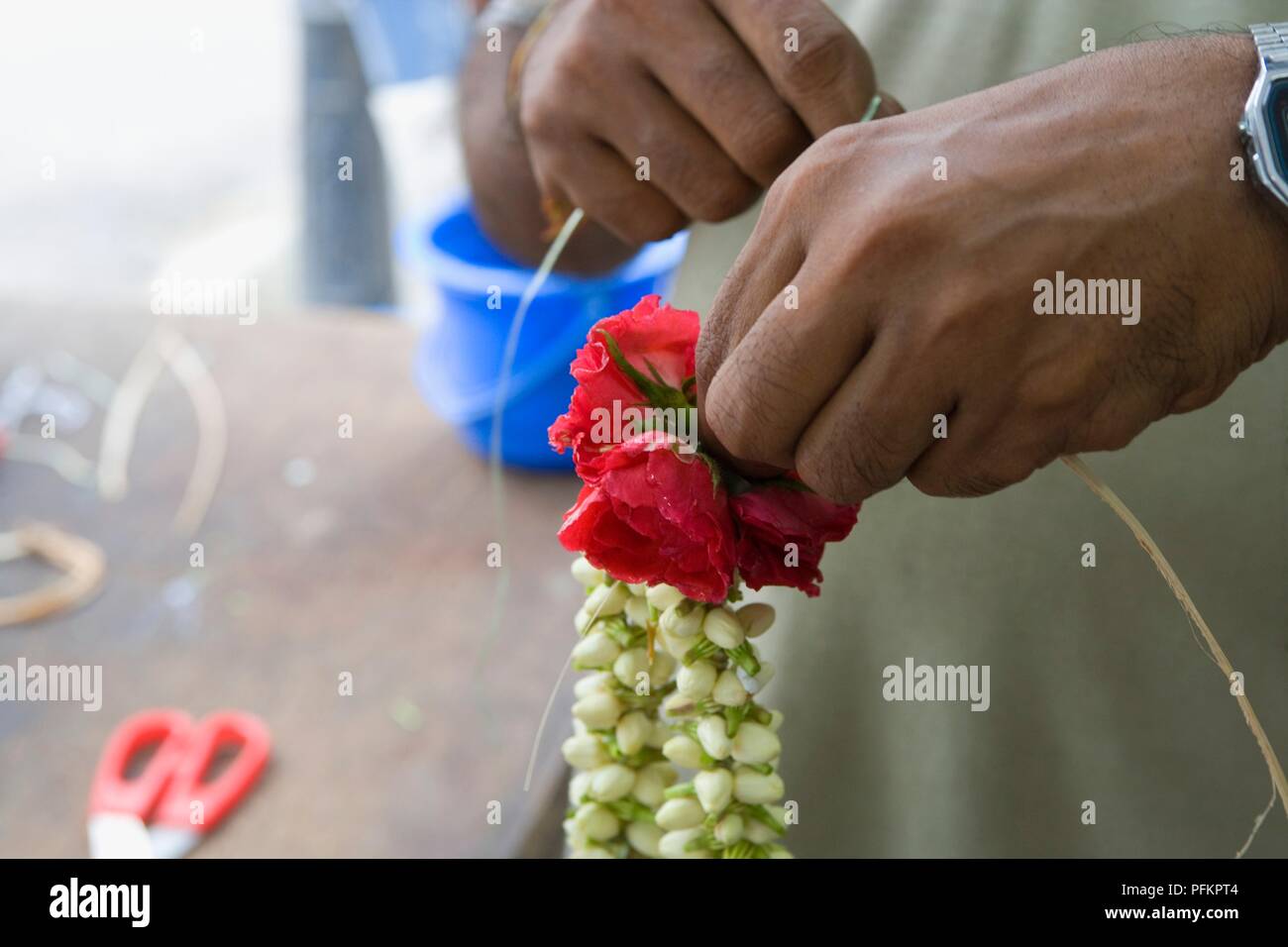 Flower garland frame hi-res stock photography and images - Alamy