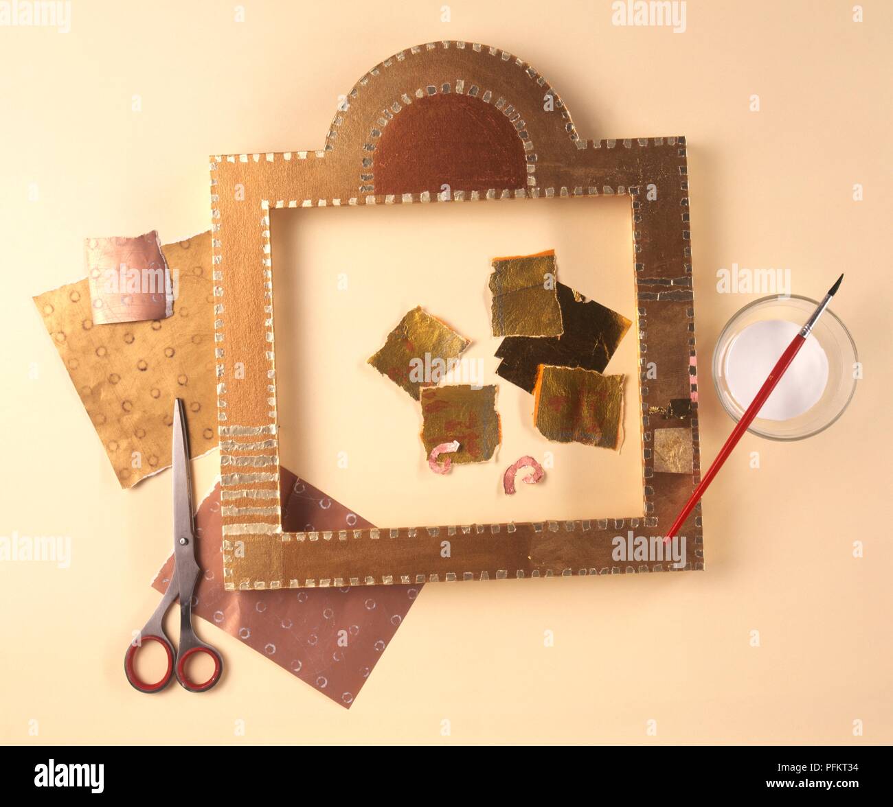 Gold mirror paper hi-res stock photography and images - Alamy