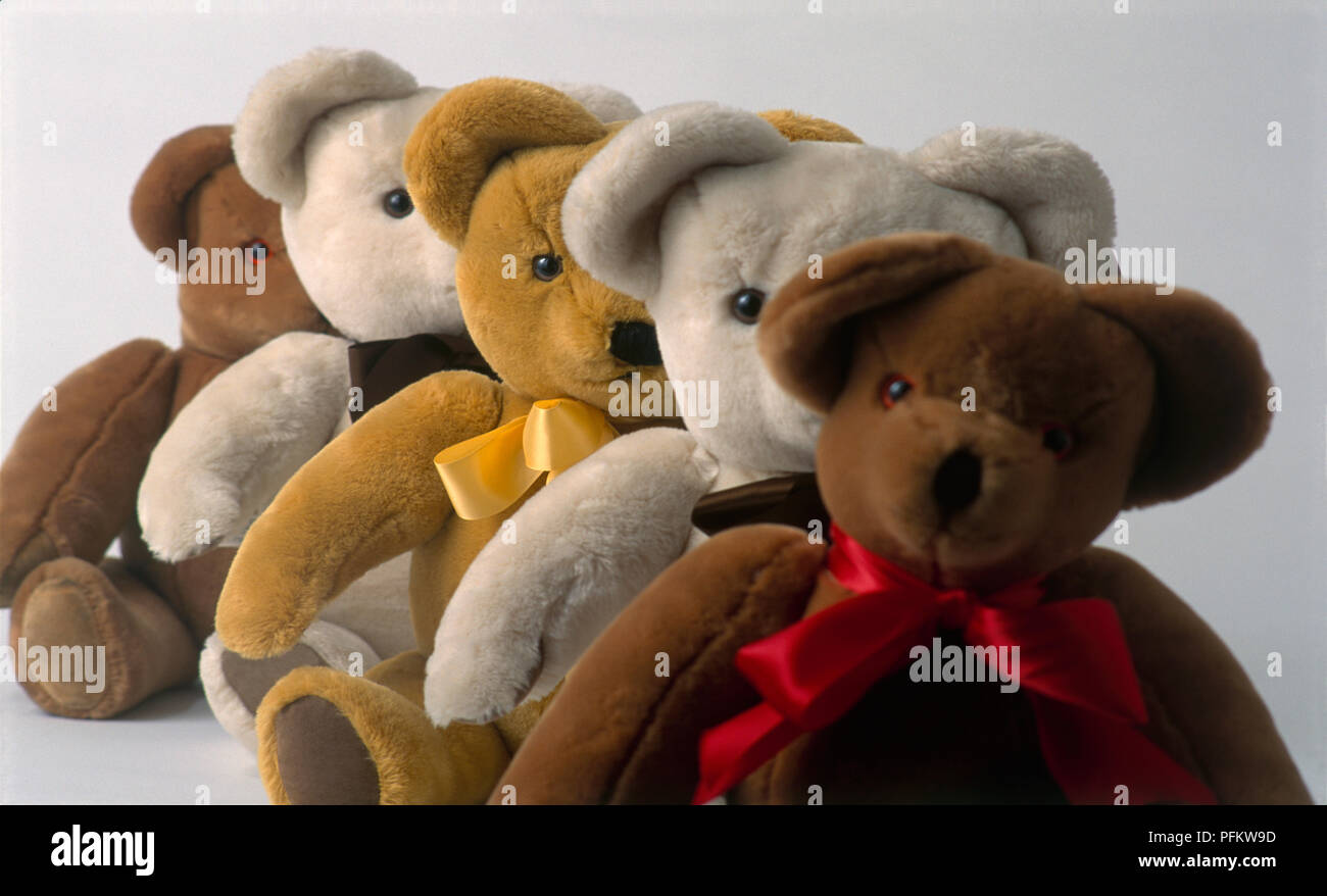 Five teddy bears aligned one behind the other Stock Photo - Alamy