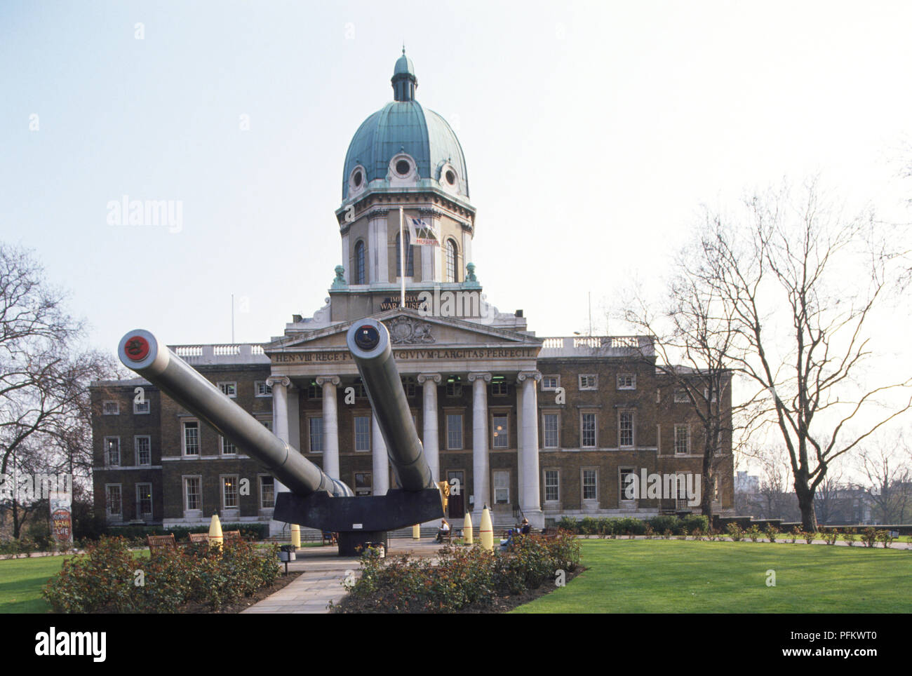 Two cannons hi-res stock photography and images - Alamy