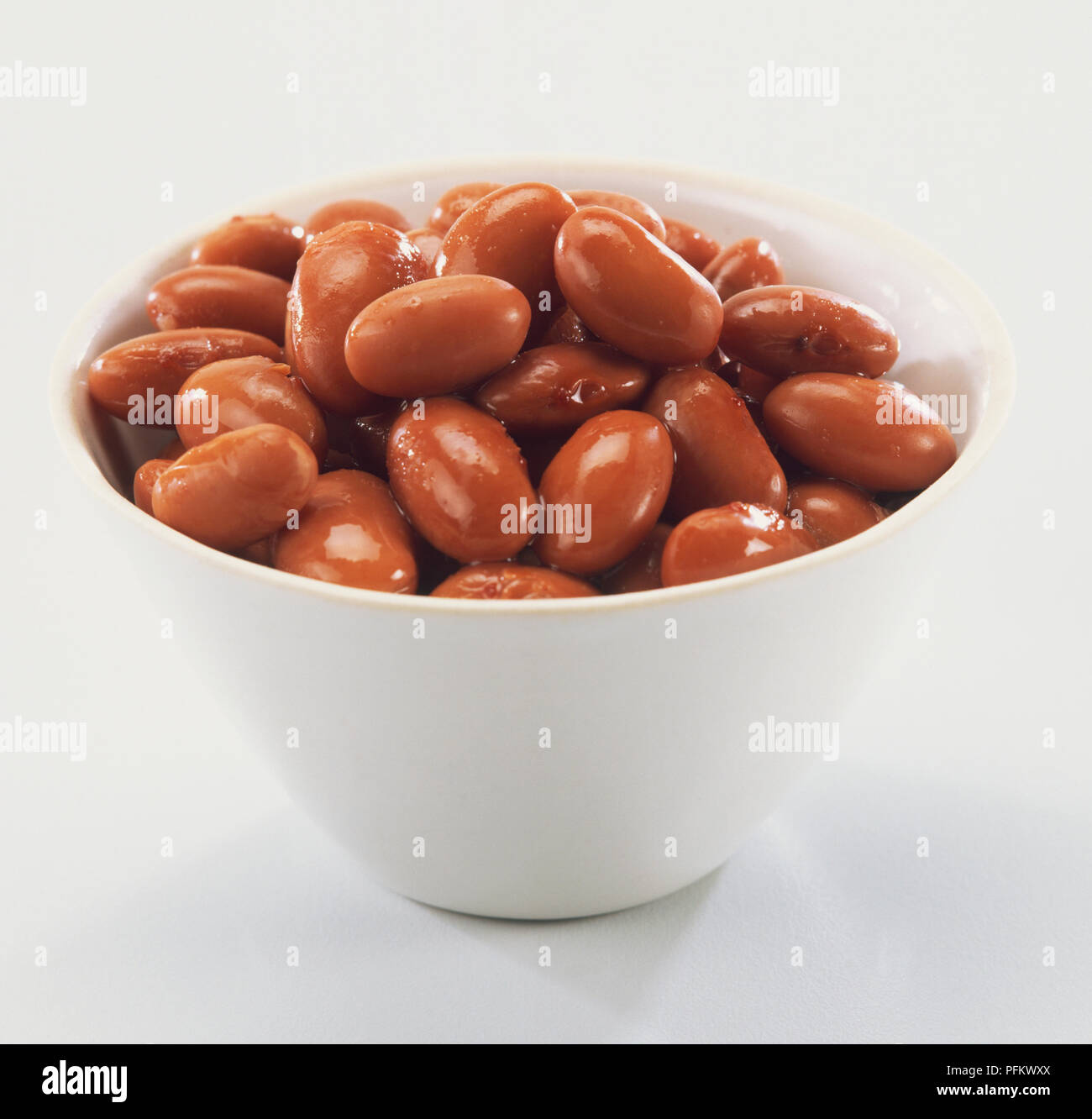 Bowl of reddish brown Borlotti beans Stock Photo - Alamy