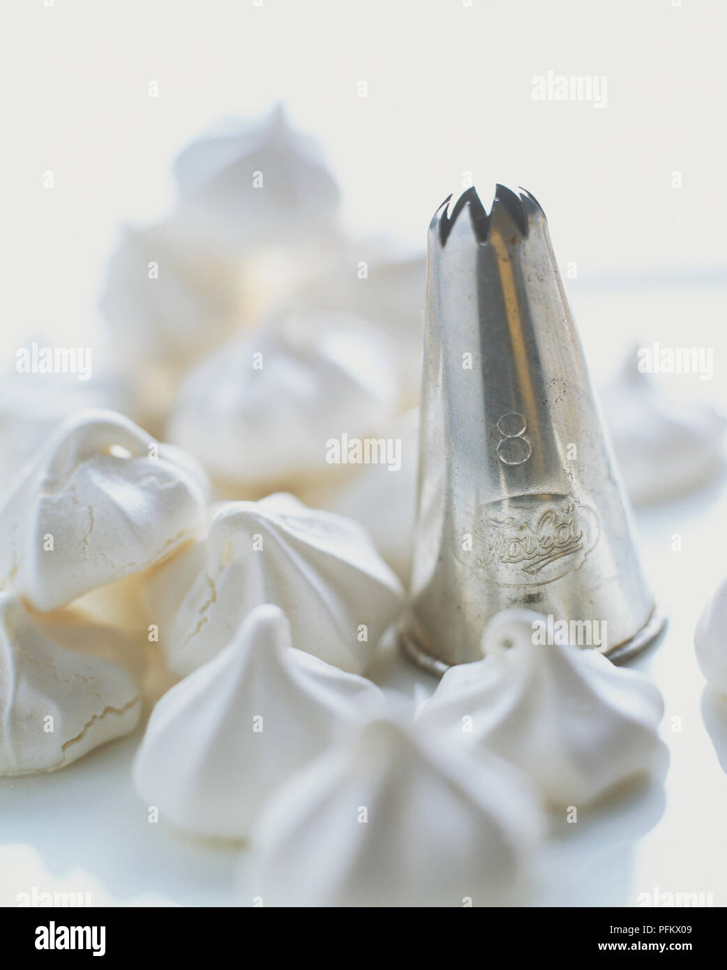 Icing nozzle hi-res stock photography and images - Alamy