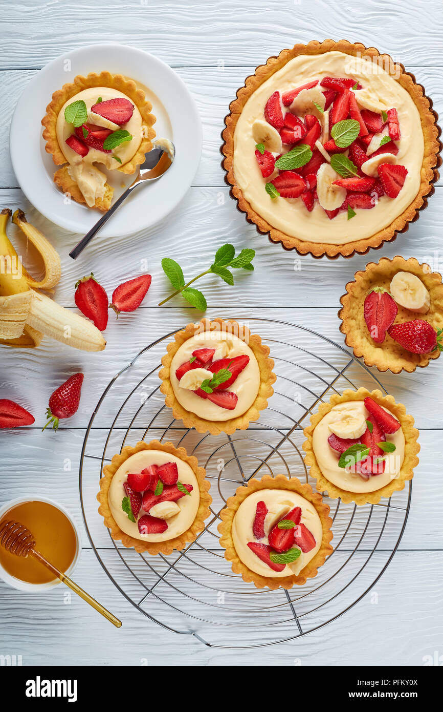 Individual homemade custard tart hi-res stock photography and images ...