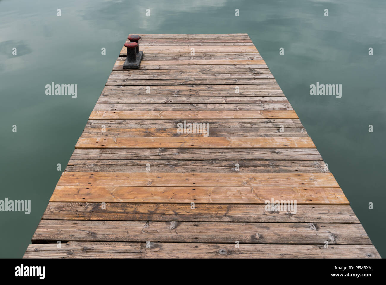 Old wooden dock hi-res stock photography and images - Alamy