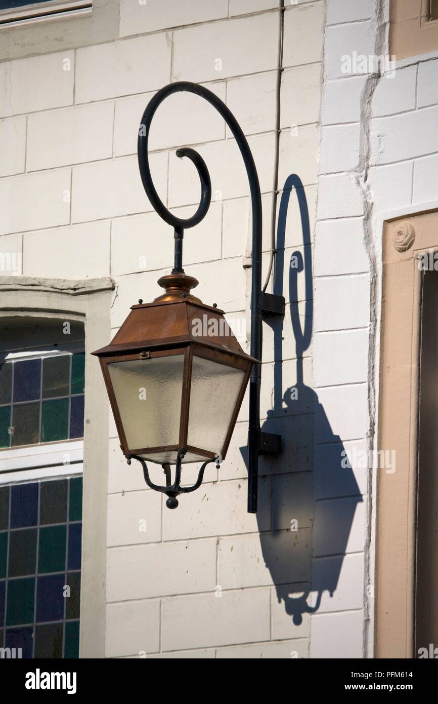 Hanging from behind hi-res stock photography and images - Alamy