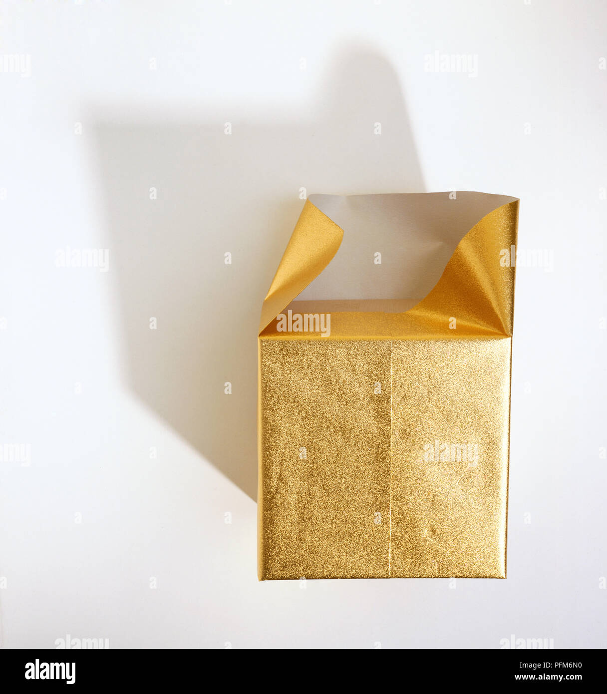 Gold paper hi-res stock photography and images - Alamy