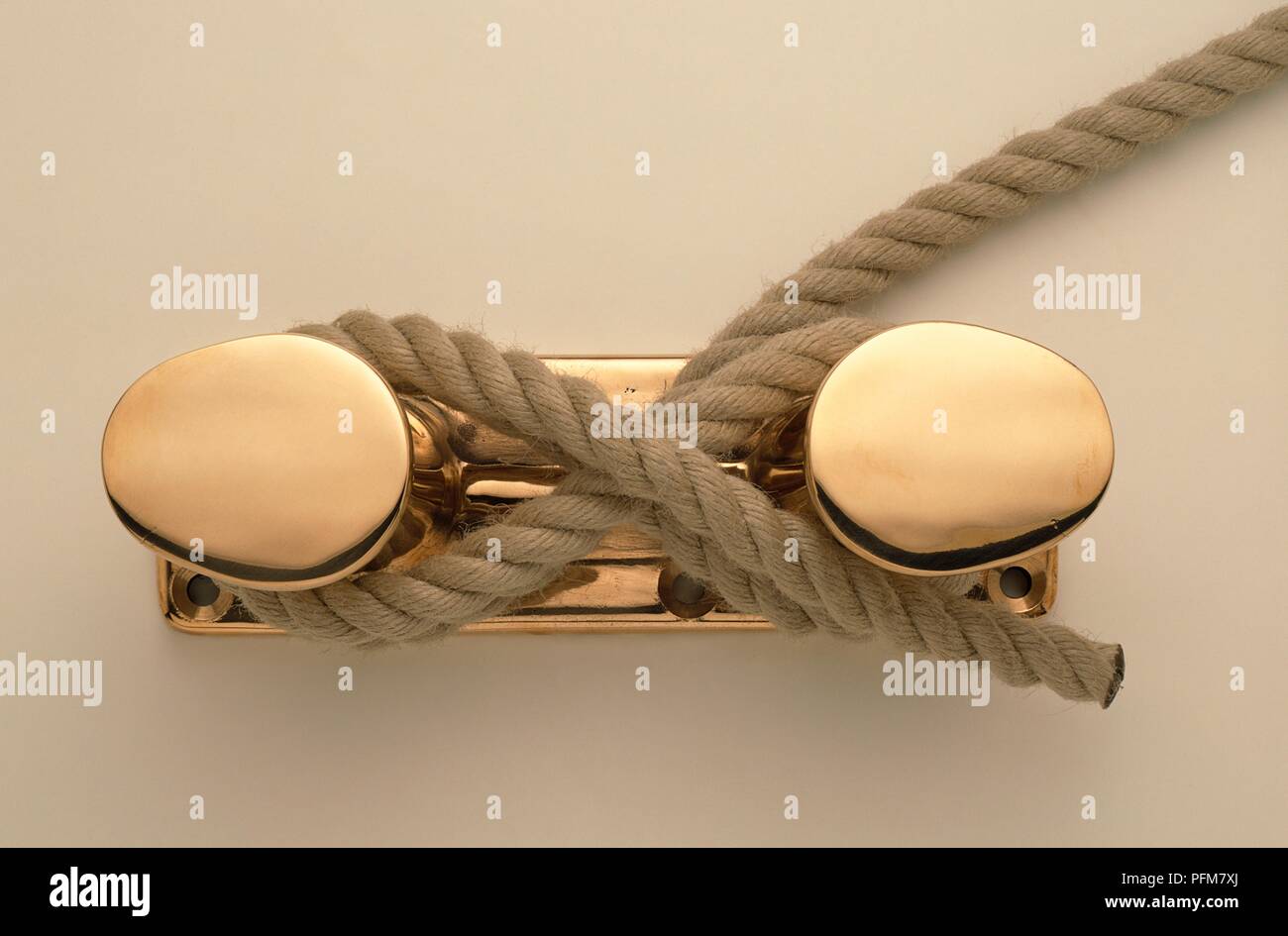 Hawser rope tied around twin bollards Stock Photo - Alamy