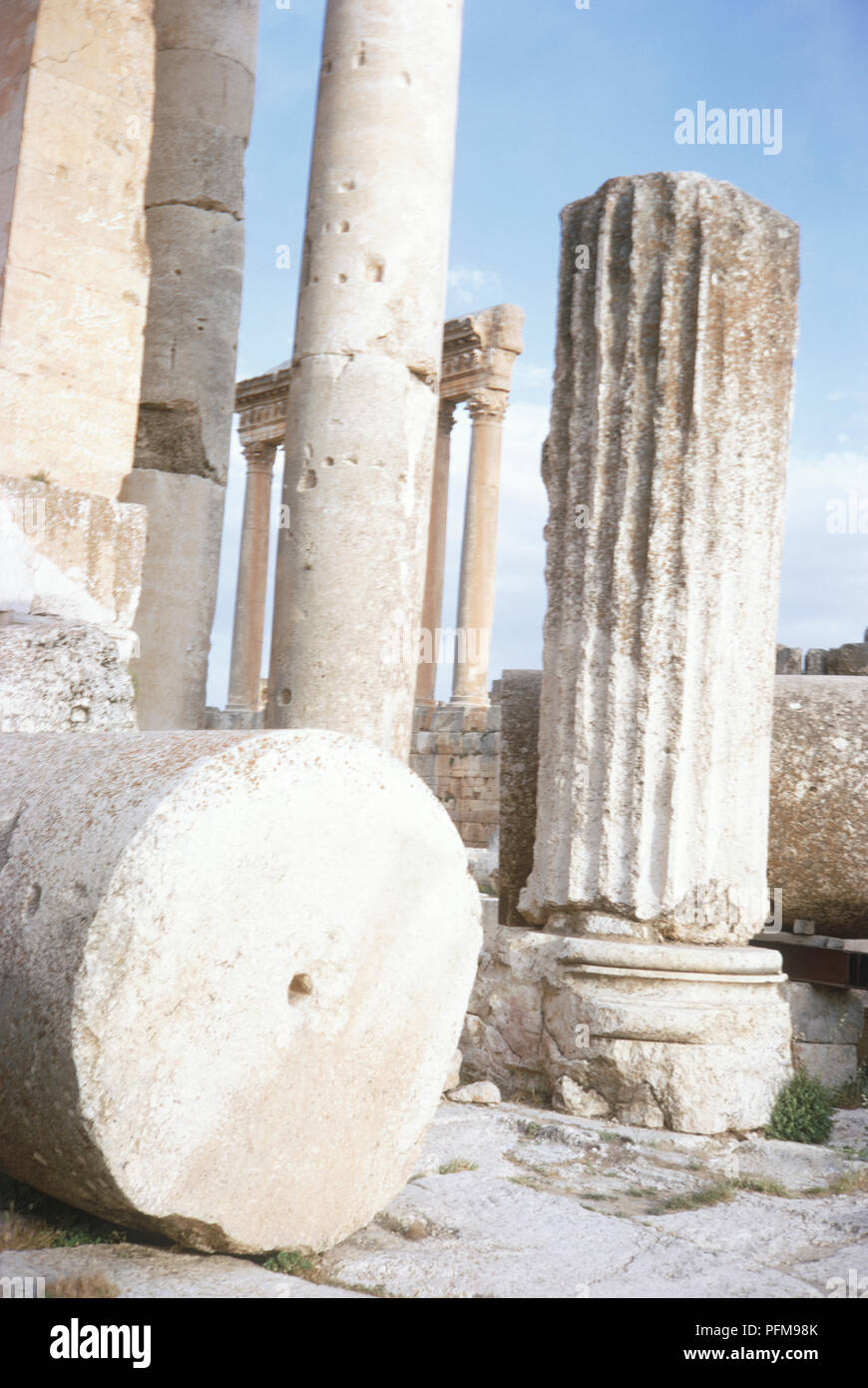 Fallen columns hi-res stock photography and images - Alamy
