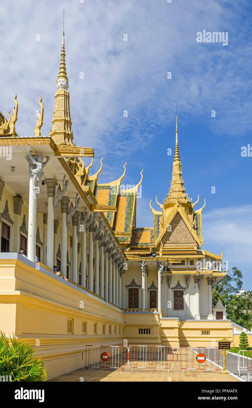 Khmer roof hi-res stock photography and images - Alamy