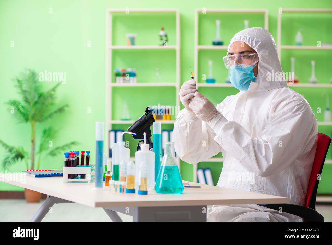 Chemist working in the lab on new experiment Stock Photo - Alamy