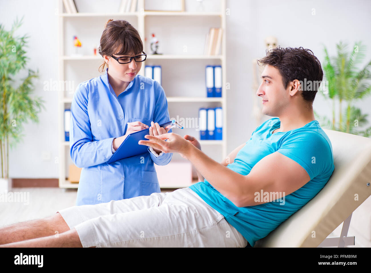 Doctor checking nerve reflexes with hammer Stock Photo - Alamy