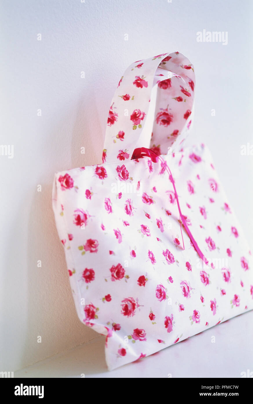 Bag showing a pattern of pink roses Stock Photo - Alamy
