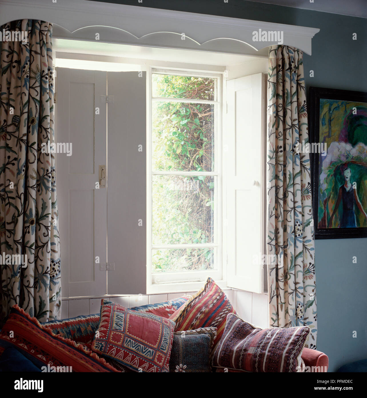 Light streaming through windows hi-res stock photography and images - Alamy