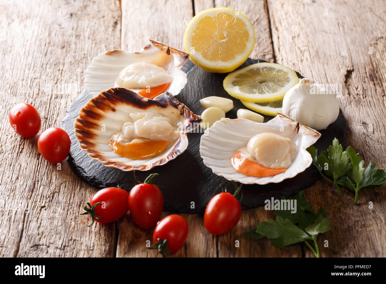 Open scallop shell hi-res stock photography and images - Alamy