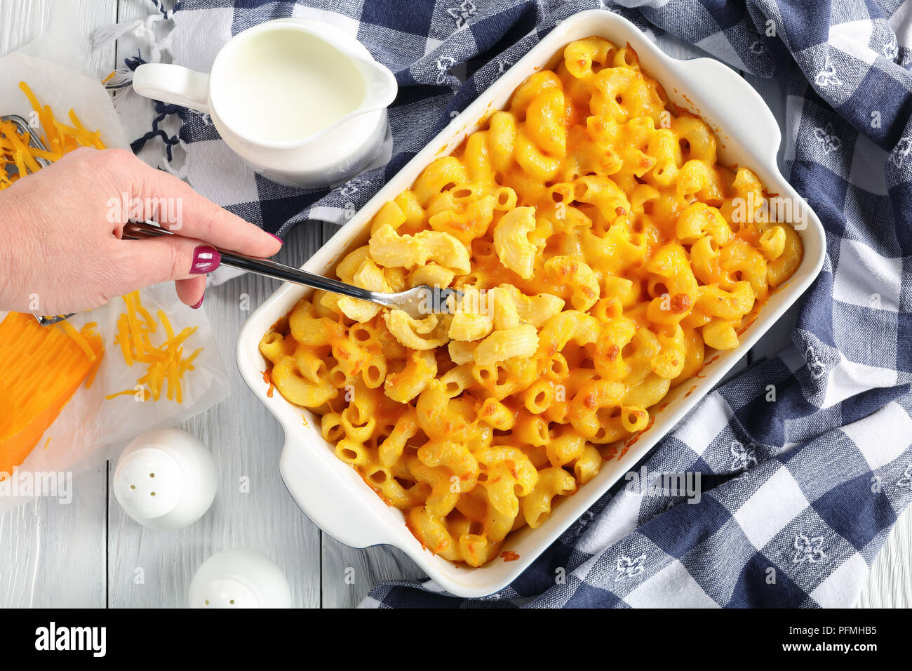 A woman eating macaroni cheese hi-res stock photography and images - Alamy