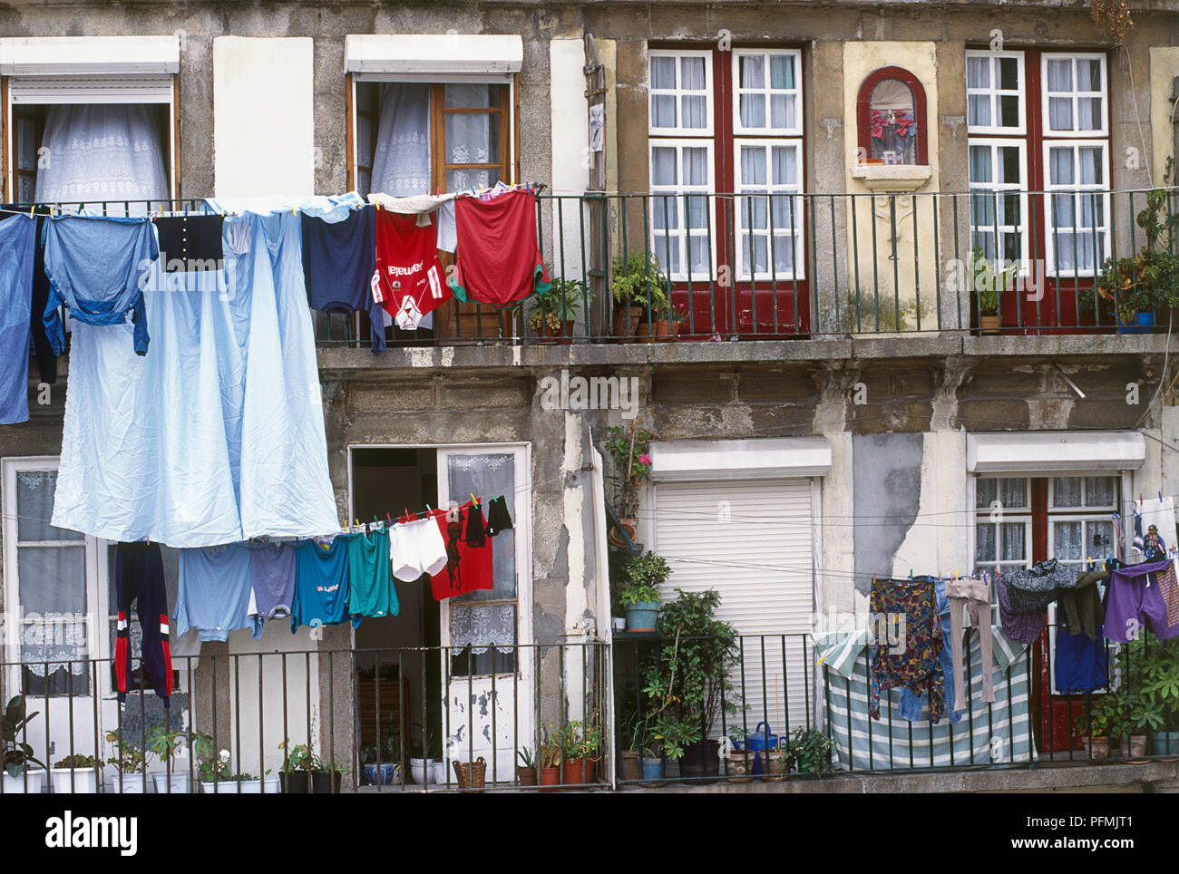 Laundry hanging from washing lines hi-res stock photography and images ...
