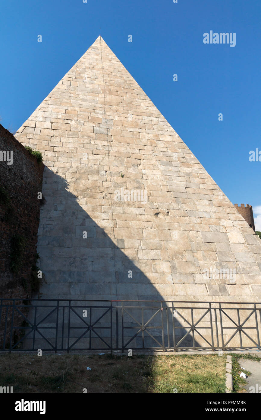 ROME, ITALY - JUNE 22, 2017: Amazing view of Pyramid of Caius Cestius ...