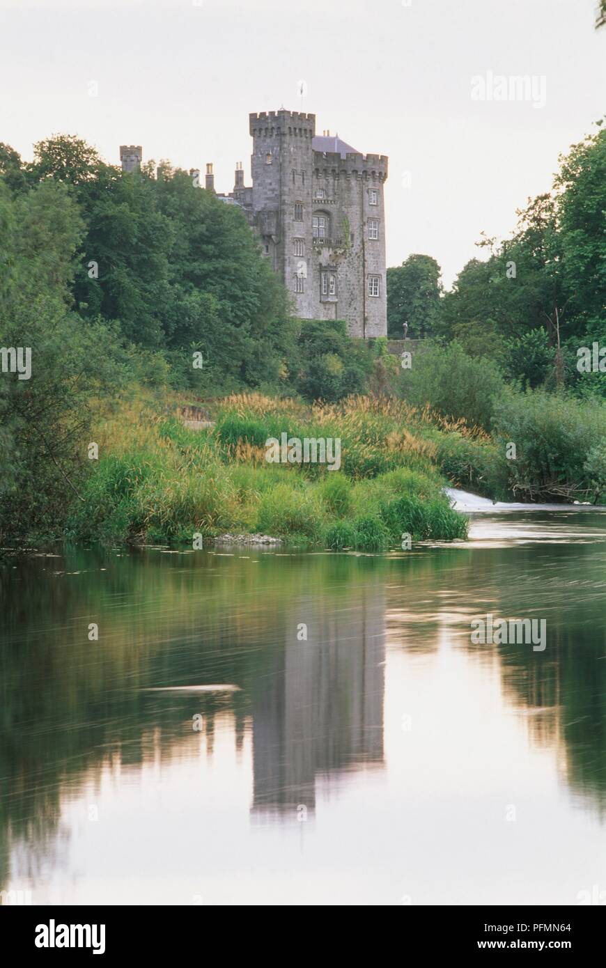 Medieval castle exterior hi-res stock photography and images - Alamy