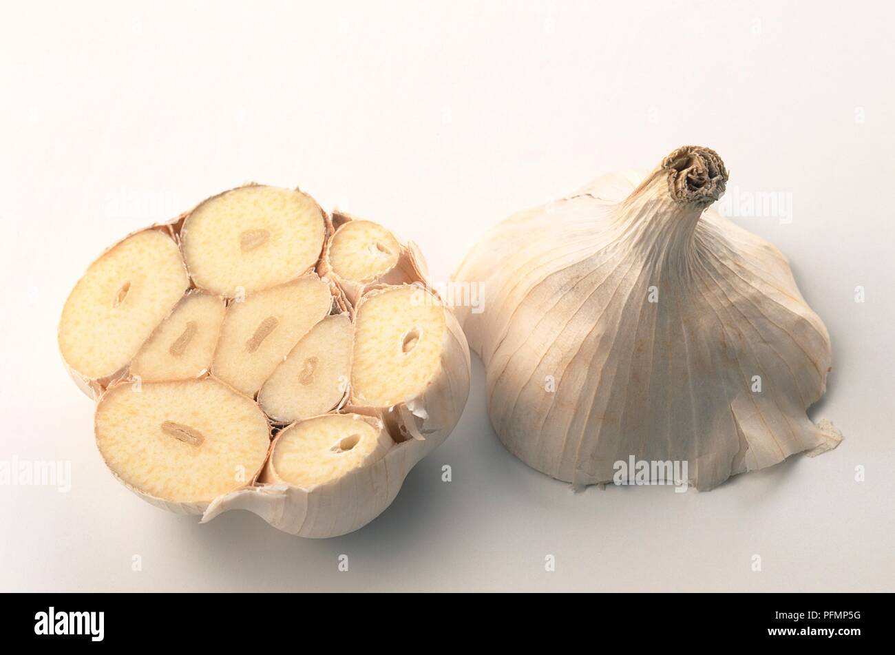 Garlic cross section close up hi-res stock photography and images - Alamy