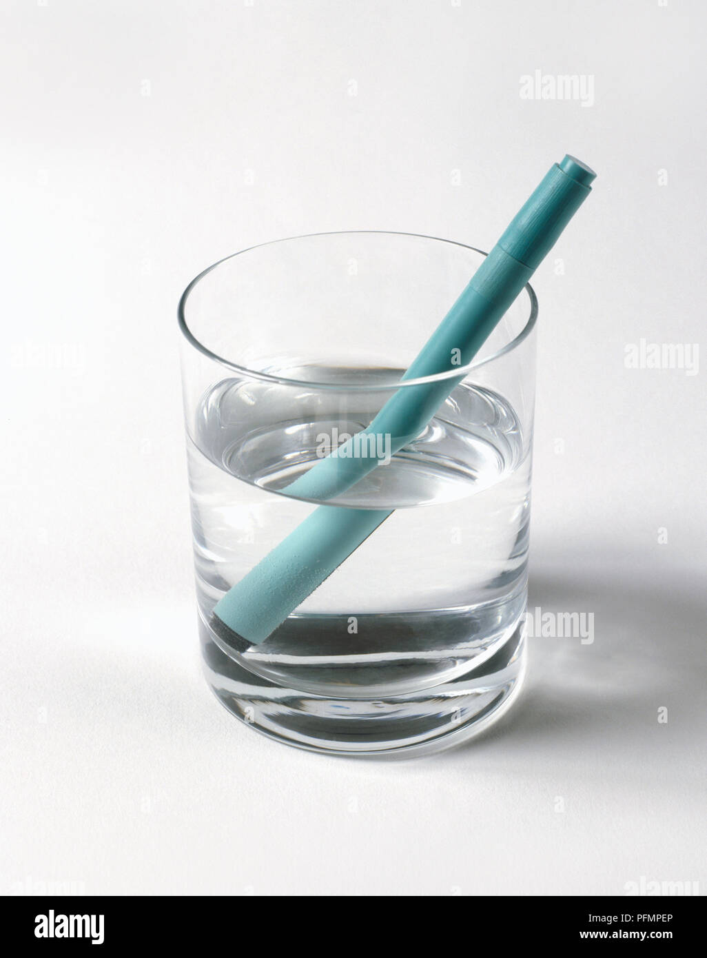 Felt tip pen in glass of water, appearing to be bent Stock Photo - Alamy