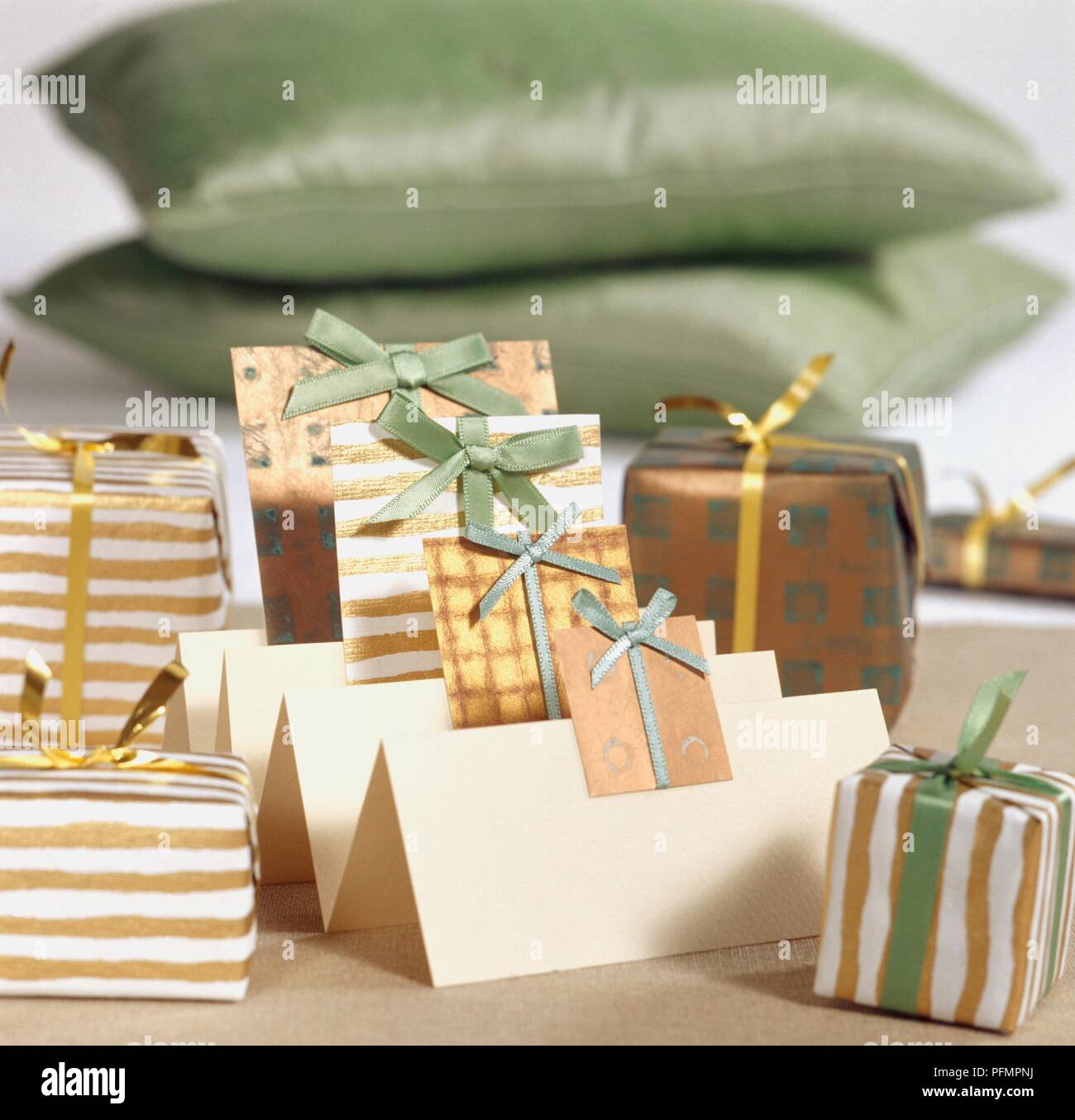 Gift box wrapping decoration hi-res stock photography and images - Alamy