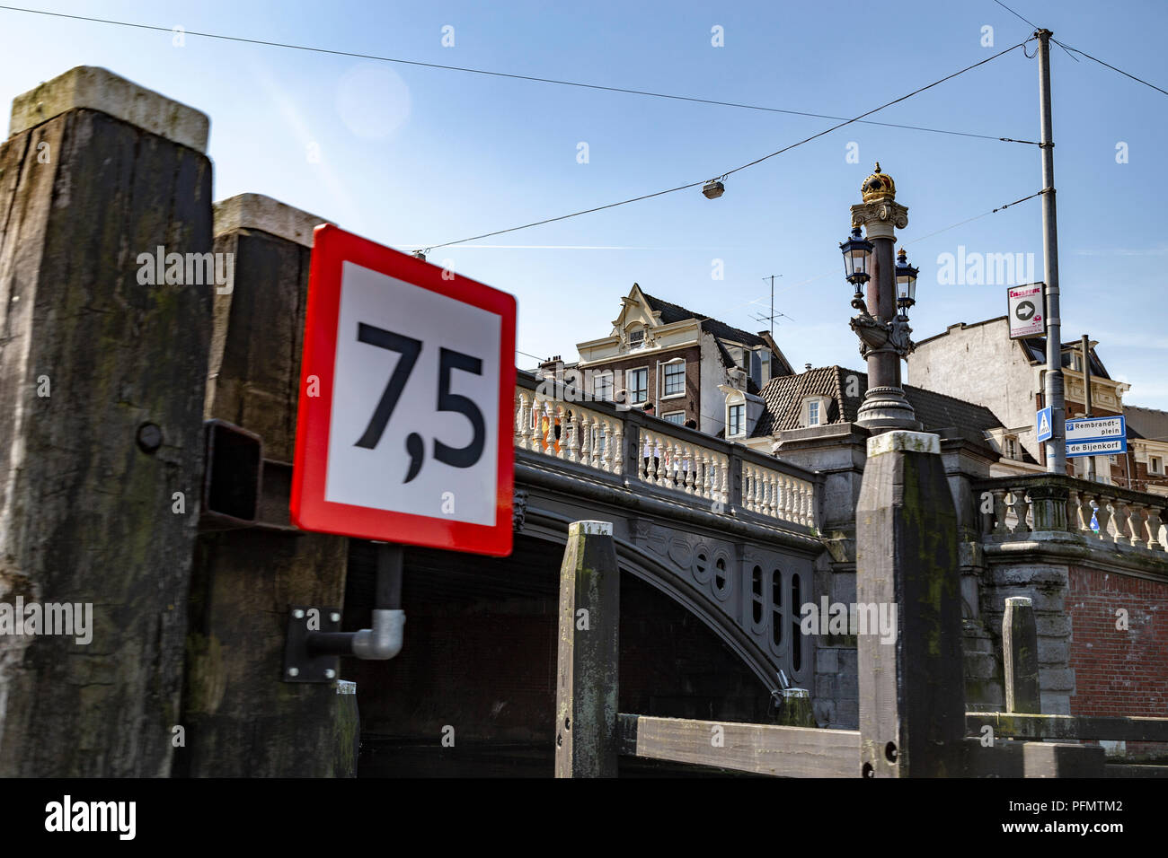 Height limit warning sign hi-res stock photography and images - Alamy