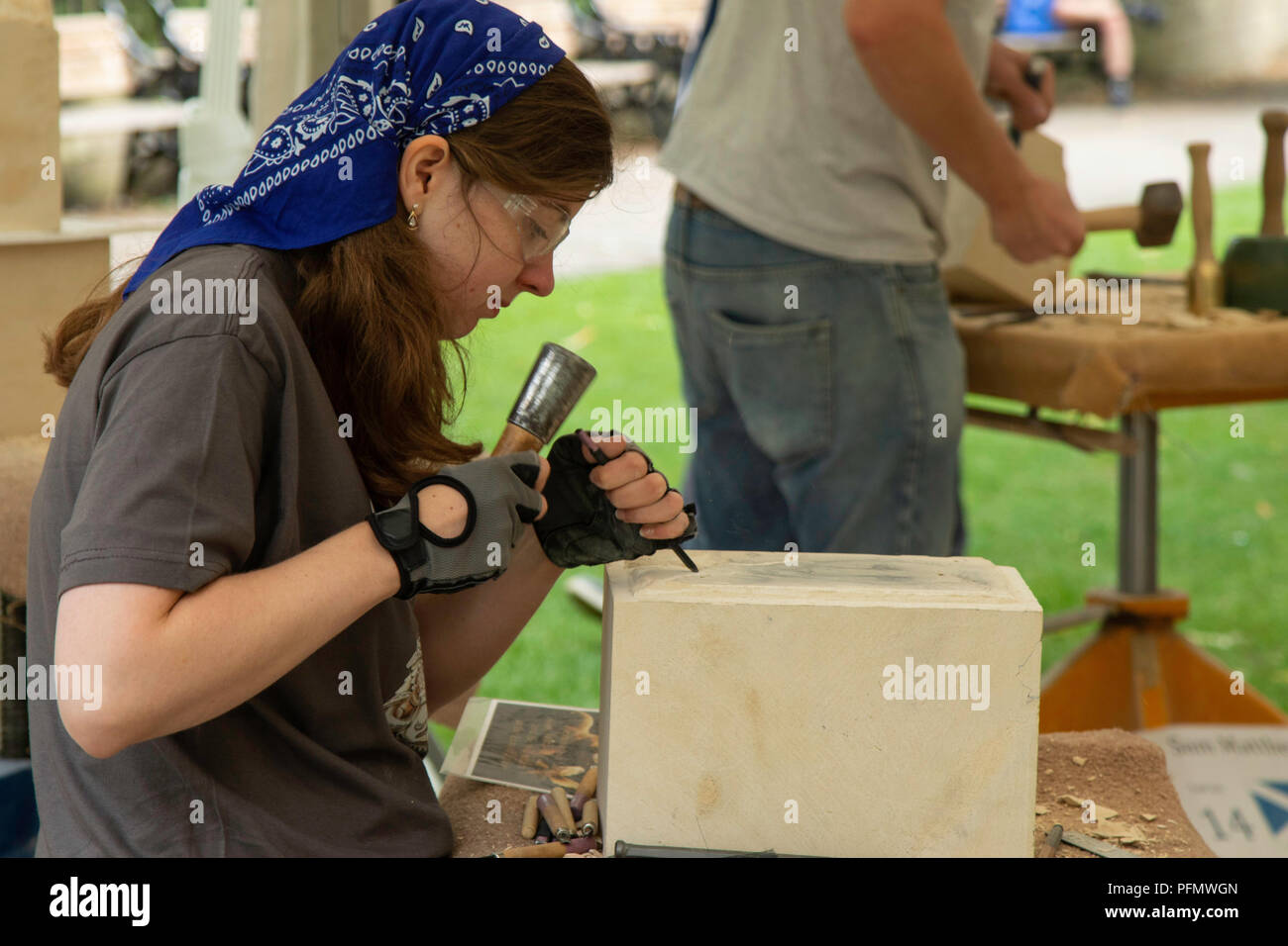 Hammer chisel sculptor stone hi-res stock photography and images - Alamy