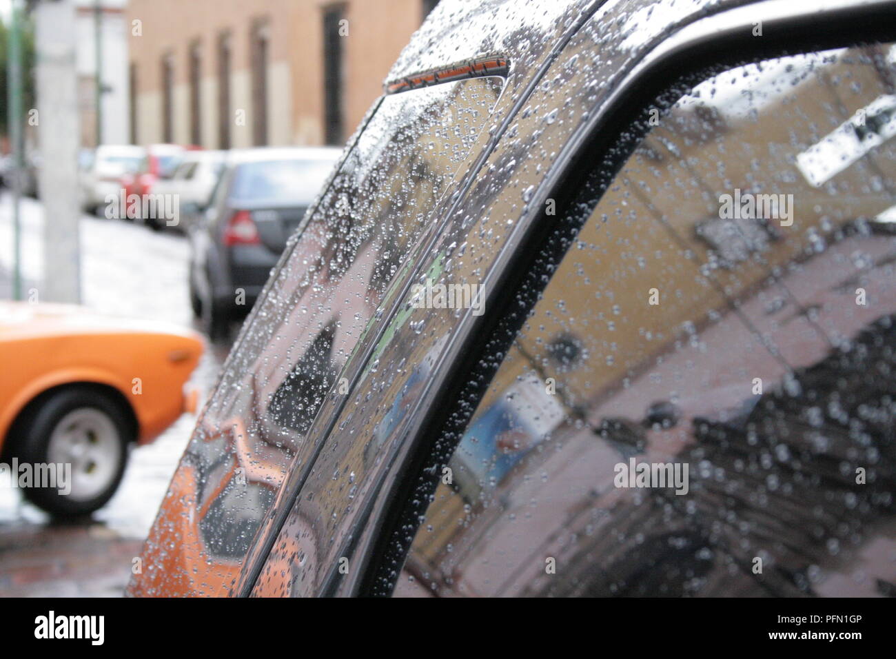 Car parked under the rain hi-res stock photography and images - Alamy