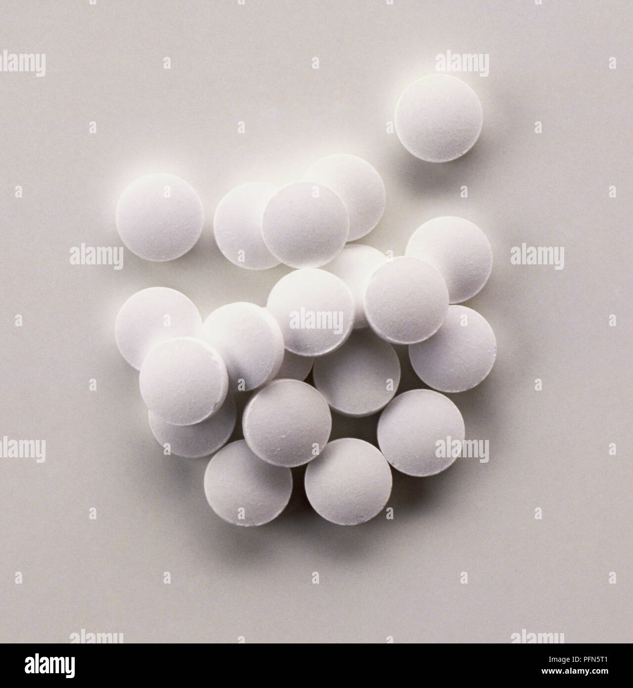White medicinal tablets, close up Stock Photo - Alamy