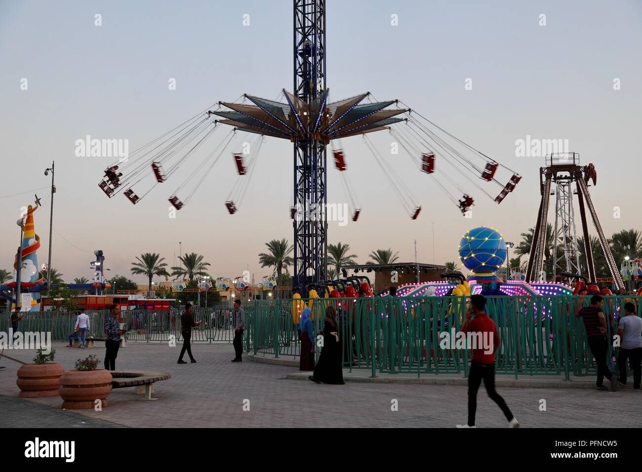Baghdad, Iraq. 21st Aug, 2018. Iraqis celebrate the first day of Eid al ...