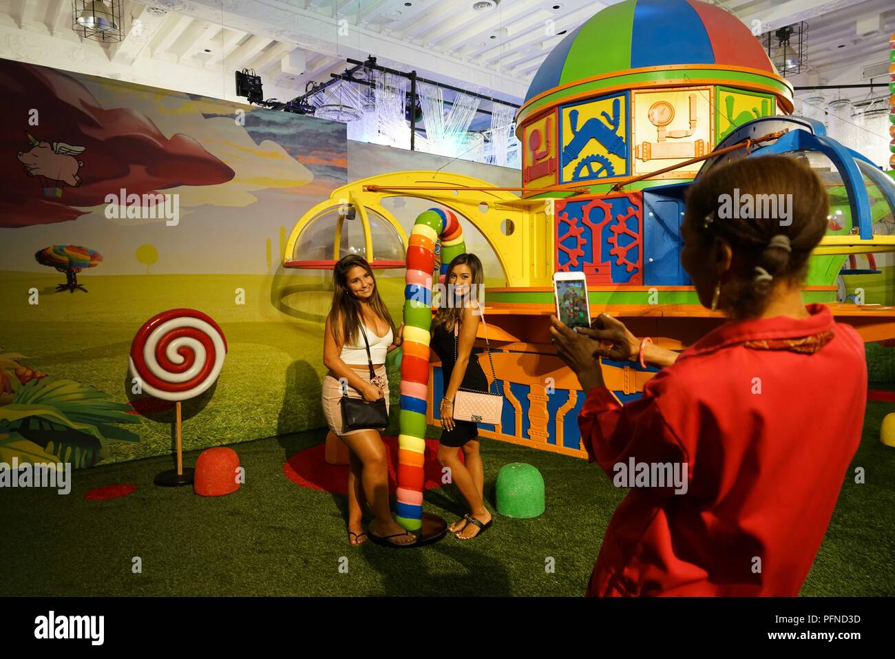 New York, USA. 21st Aug, 2018. Visitors pose for photos at Candytopia ...