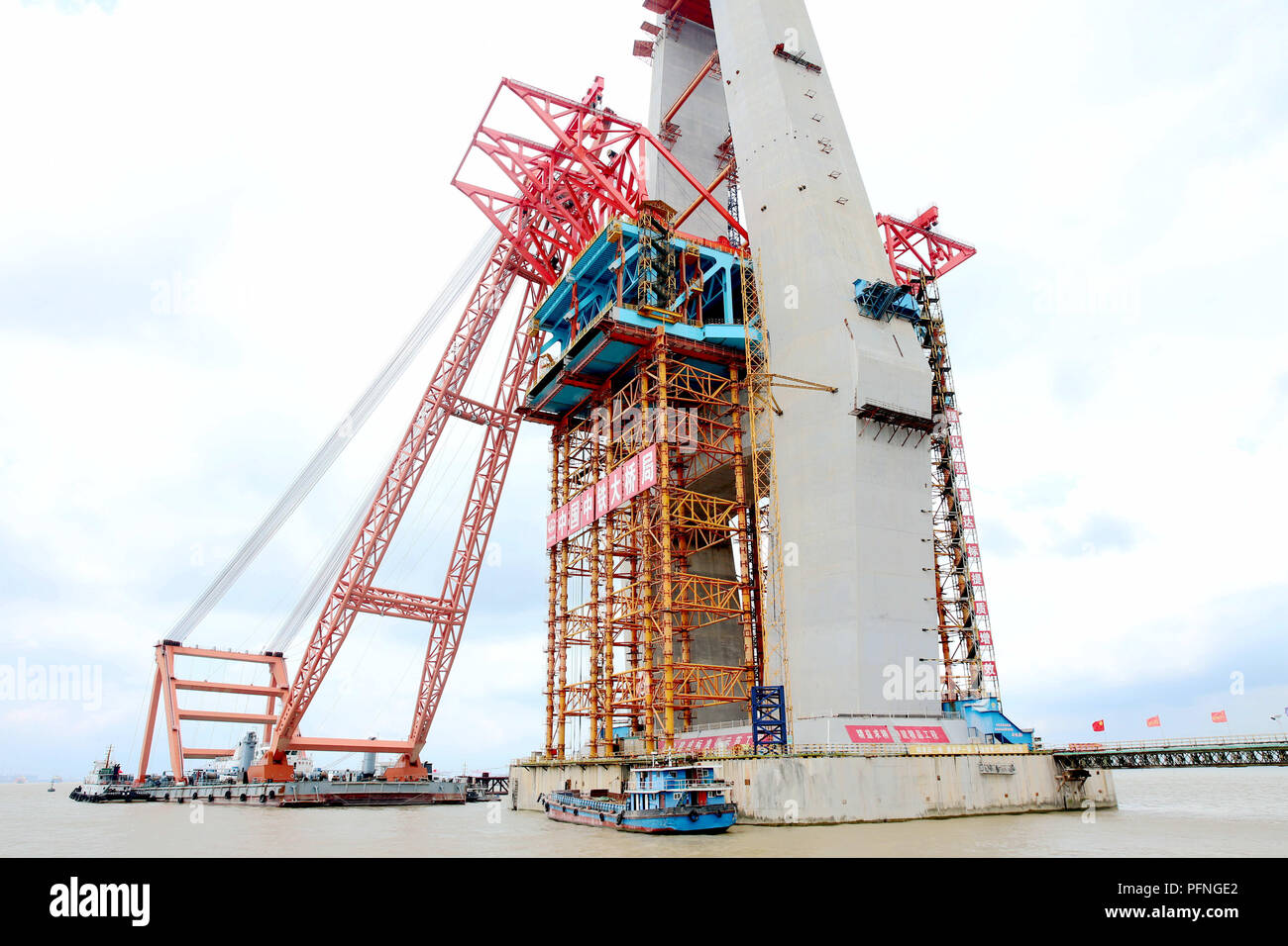 Gantry crane shanghai hi-res stock photography and images - Alamy