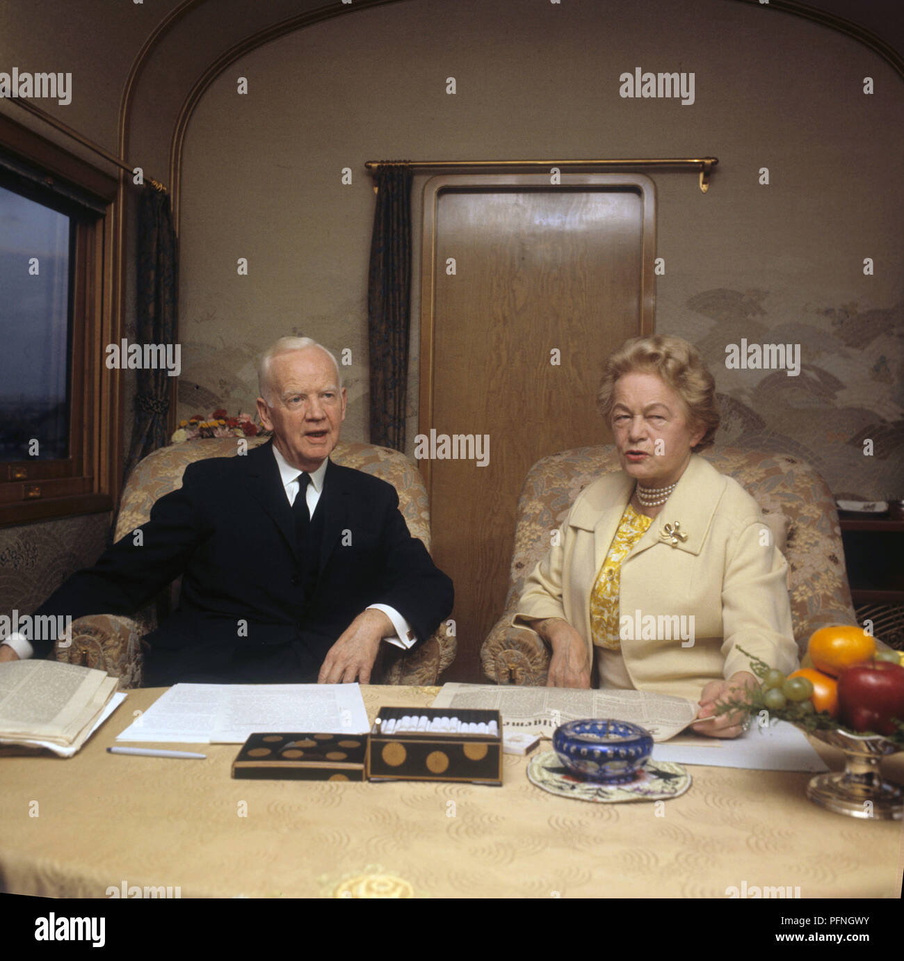 Federal President Heinrich Lubke and his wife Wilhelmine in the saloon ...
