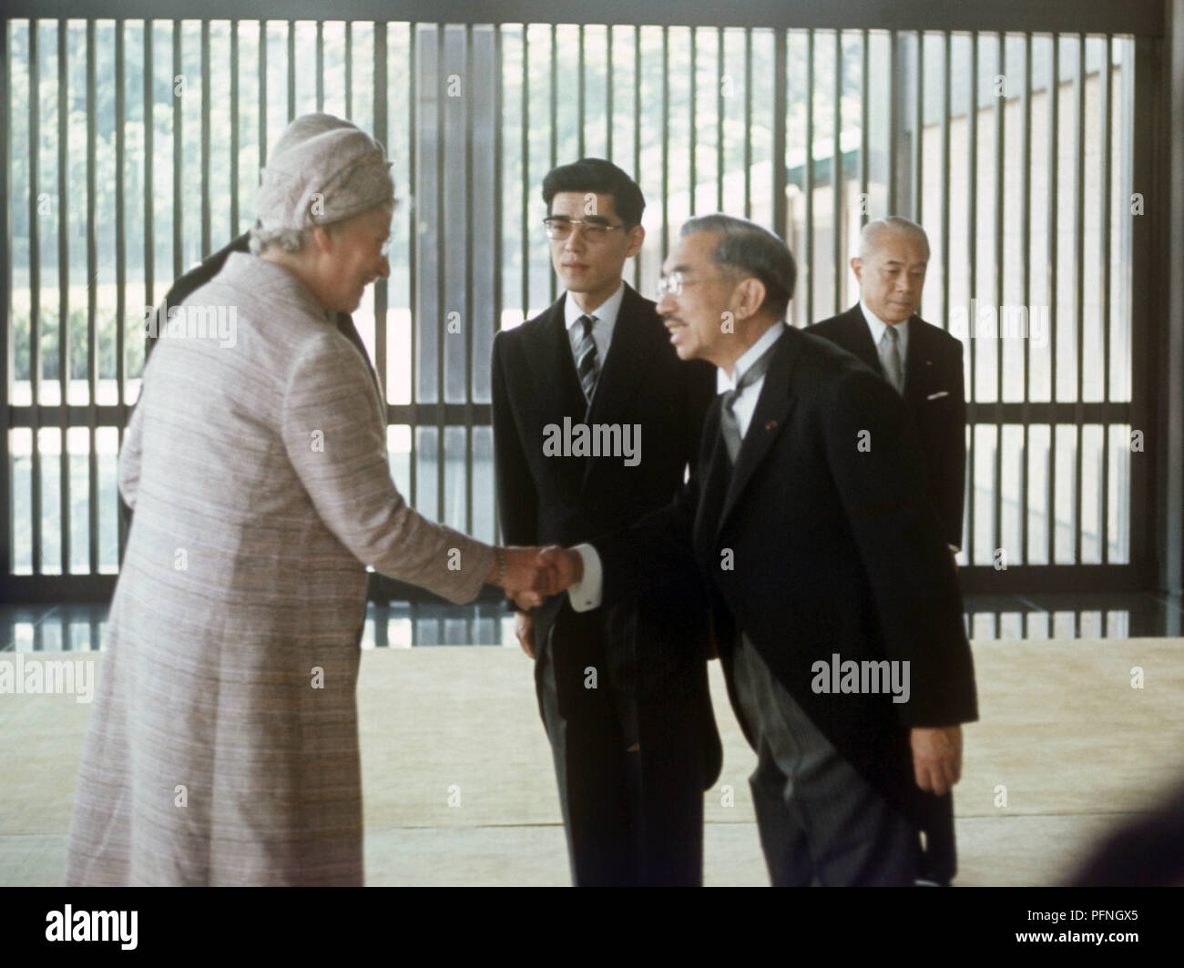 Federal President Gustav Heinemann (hidden) and his wife Hilda (l) are ...