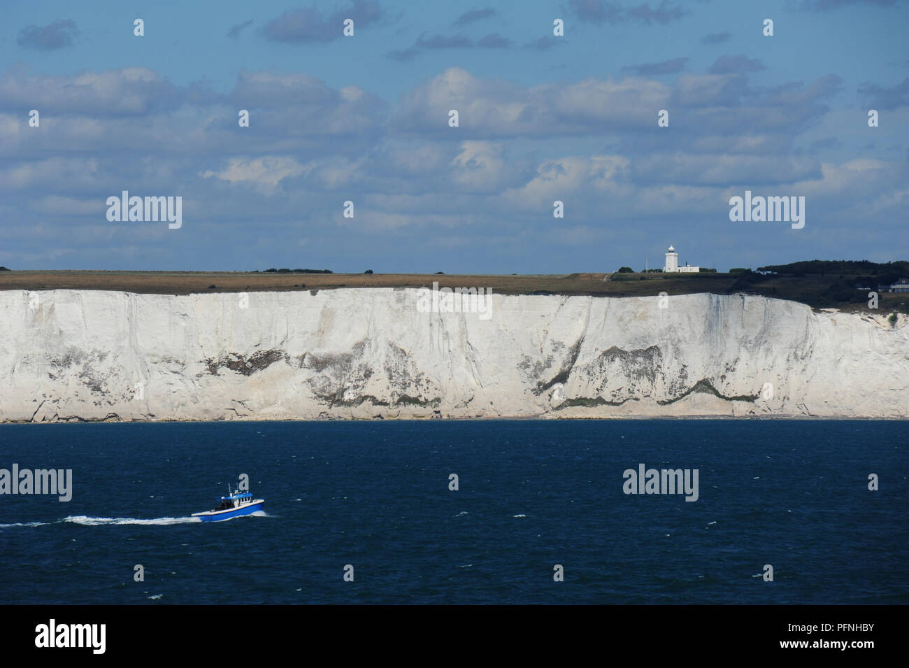 Dover, Grossbritannien. 08th Aug, 2018. View of the bright chalk cliffs ...