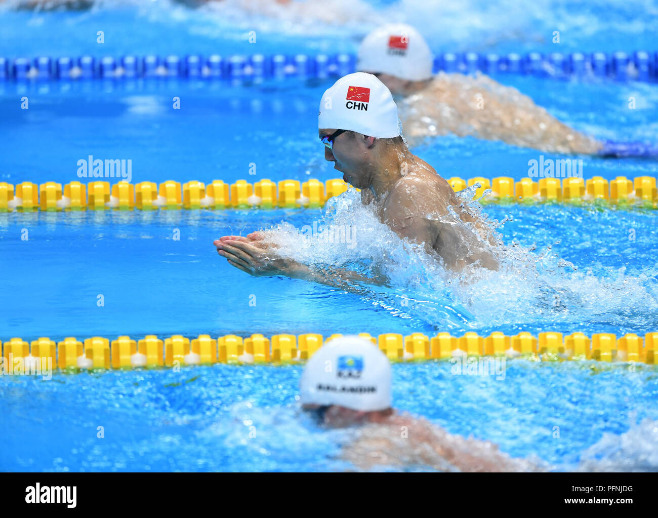 Jakarta, Indonesia. 22nd Aug, 2018. Yan Zibei (C) of China competes ...