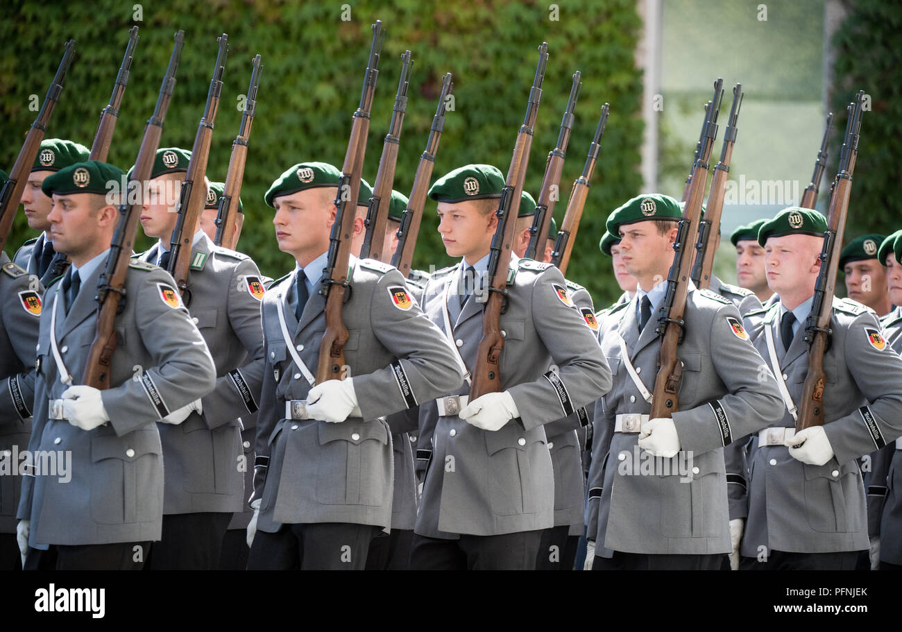 Berlin germany soldiers guard battalion hi-res stock photography and ...