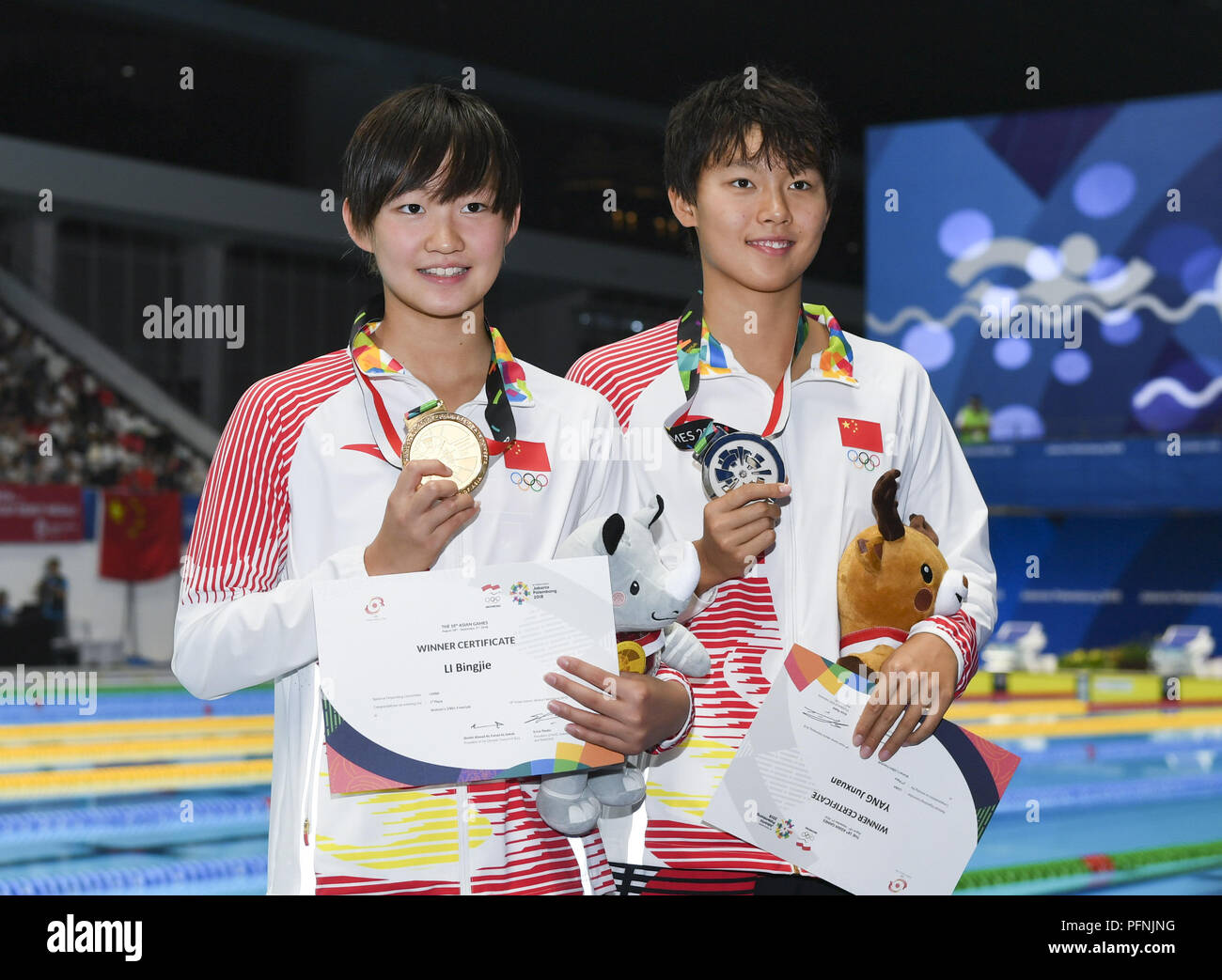 Jakarta, Indonesia. 22nd Aug, 2018. Li Bingjie (L) and Yang Junxuan of China attend the awarding ...