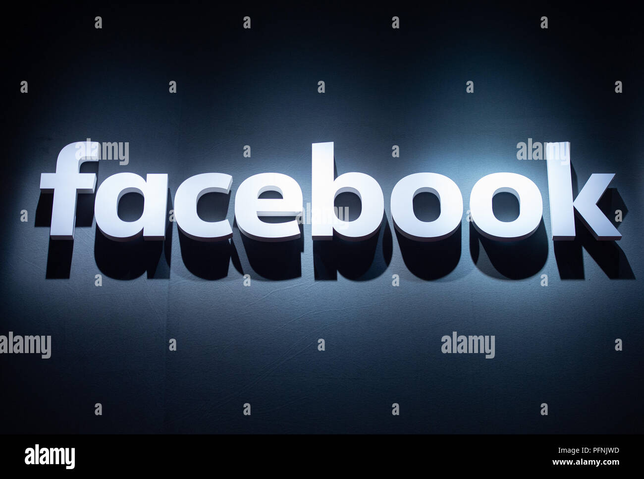 Facebook gaming logo hi-res stock photography and images - Alamy