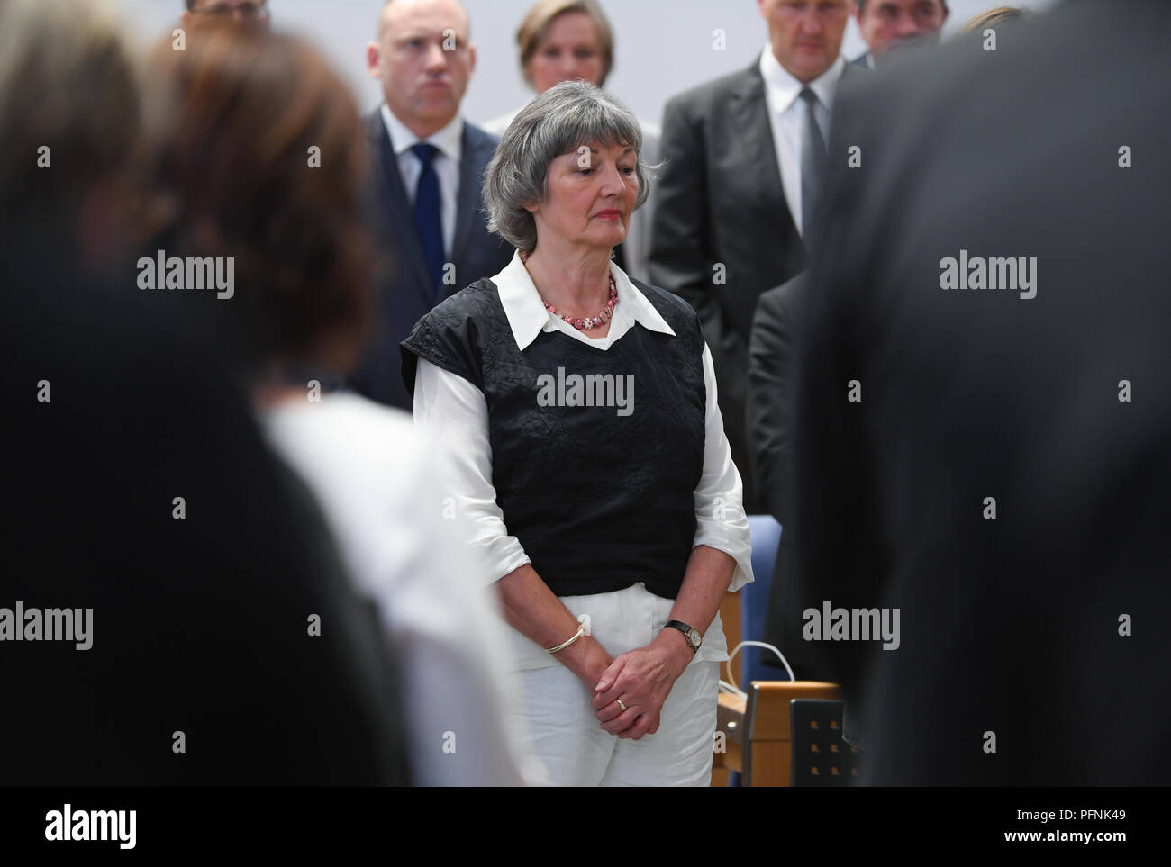 22 August 2018, Germany, Mainz: Marliese Witt (M) stands between the ...