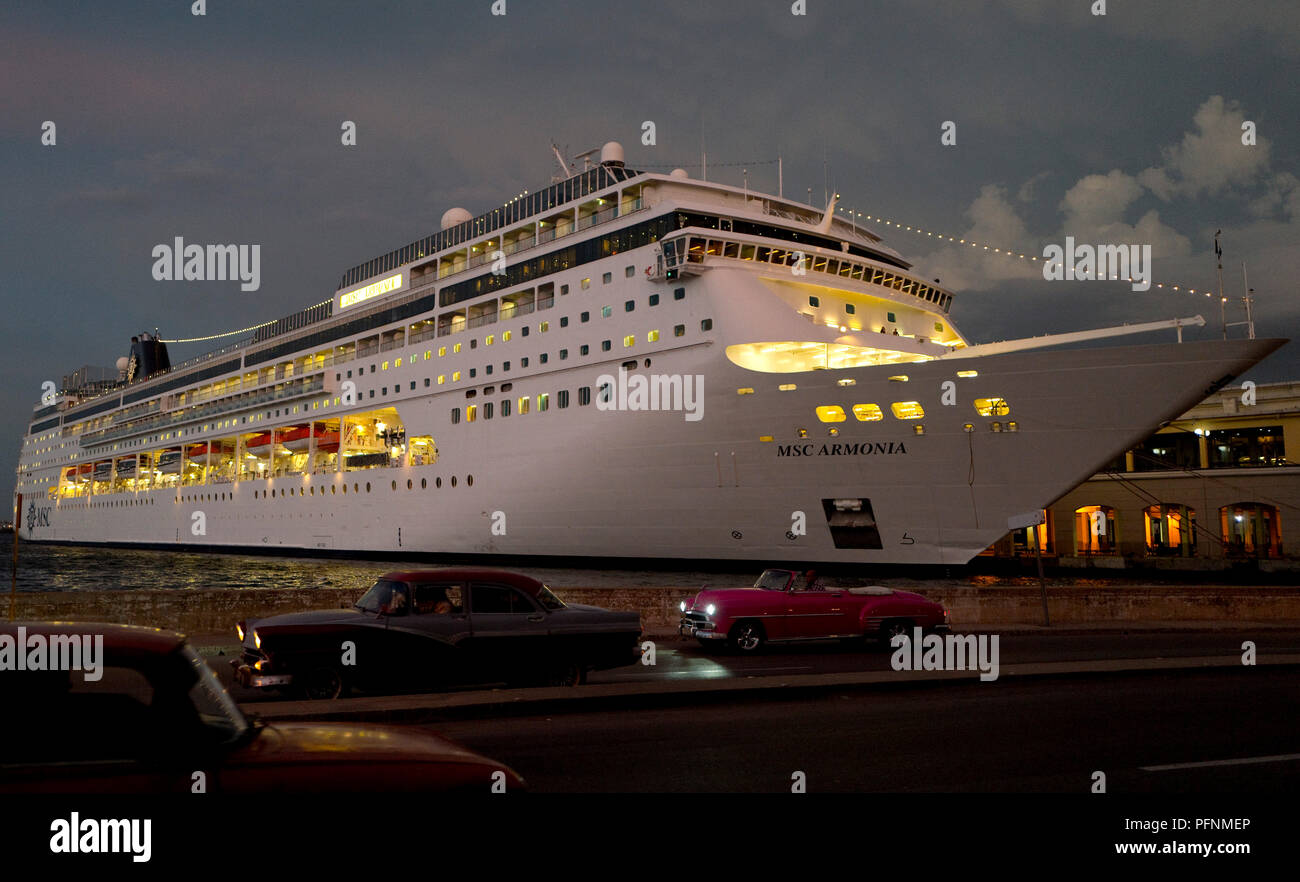 Havana, Cuba. 19th Aug, 2018. A cruise ship docks in the port of Havana ...