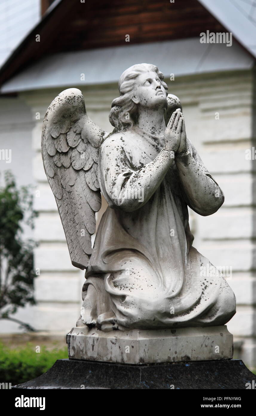 Statue of praying angel Stock Photo - Alamy