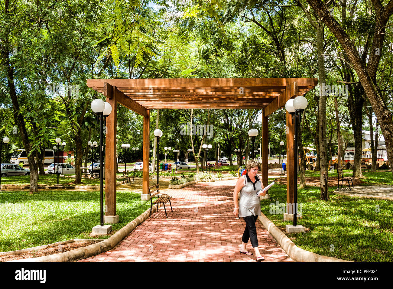 Small town square hi-res stock photography and images - Alamy