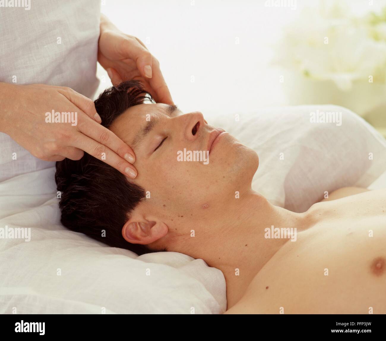 Back of a man's head hi-res stock photography and images - Alamy