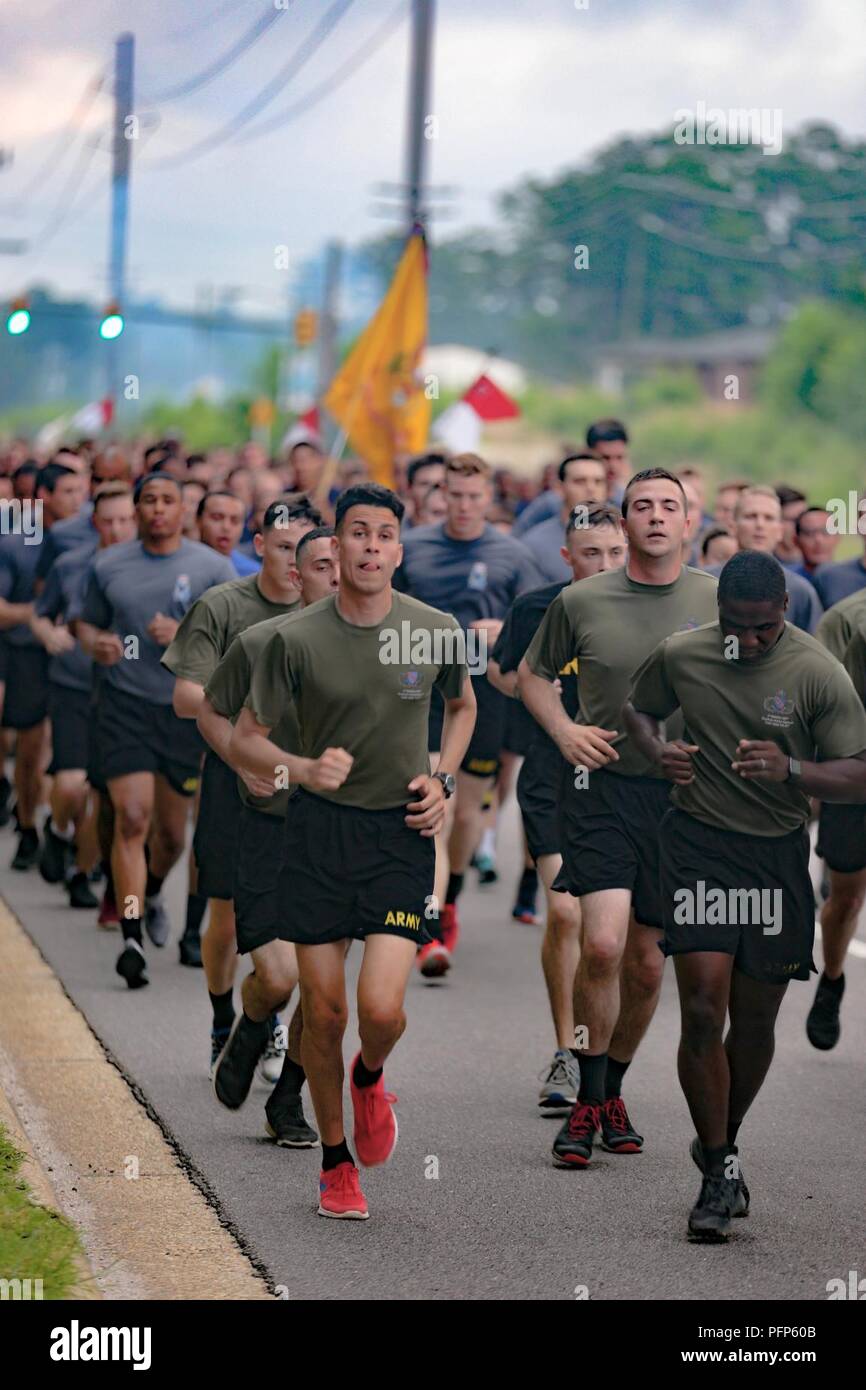 U.S. Army Paratroopers assigned to the 82nd Airborne Division ...
