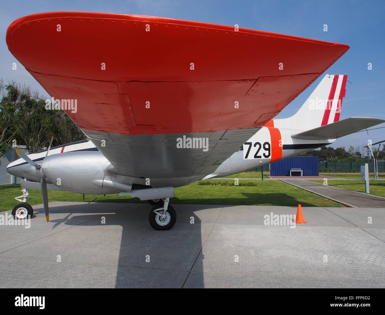 Side view of the Beechcraft Queen Air A 80, a twin-engined light ...