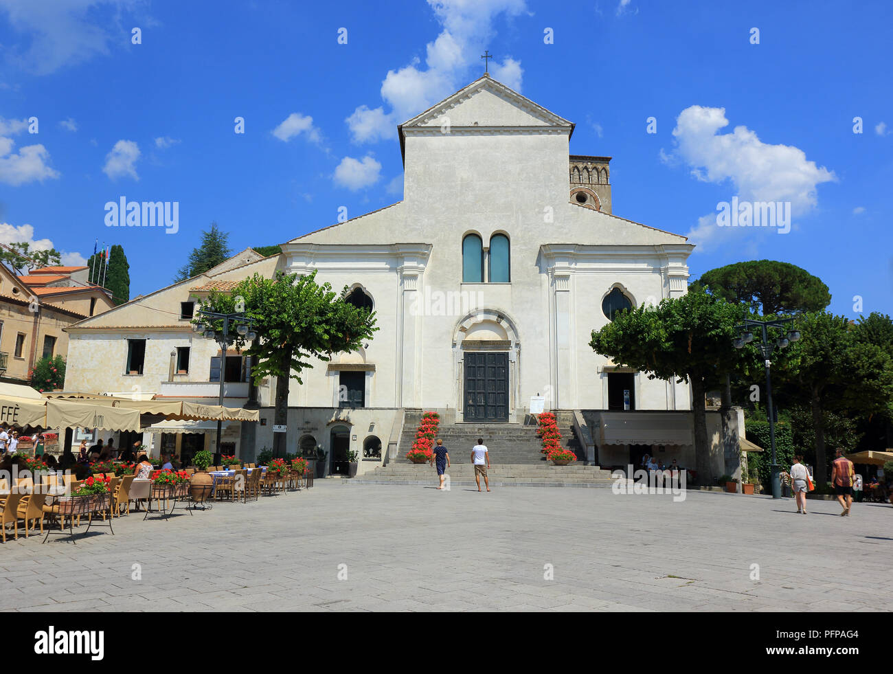 Cathedral of ravello piazzo centrale hi-res stock photography and ...