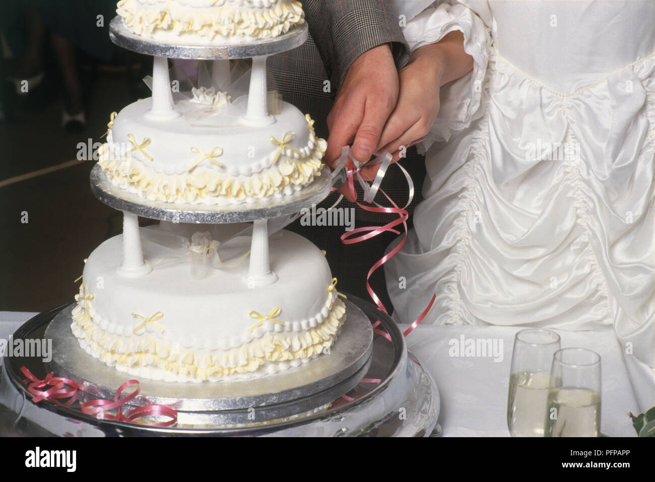 Cutting cake reception hi-res stock photography and images - Alamy